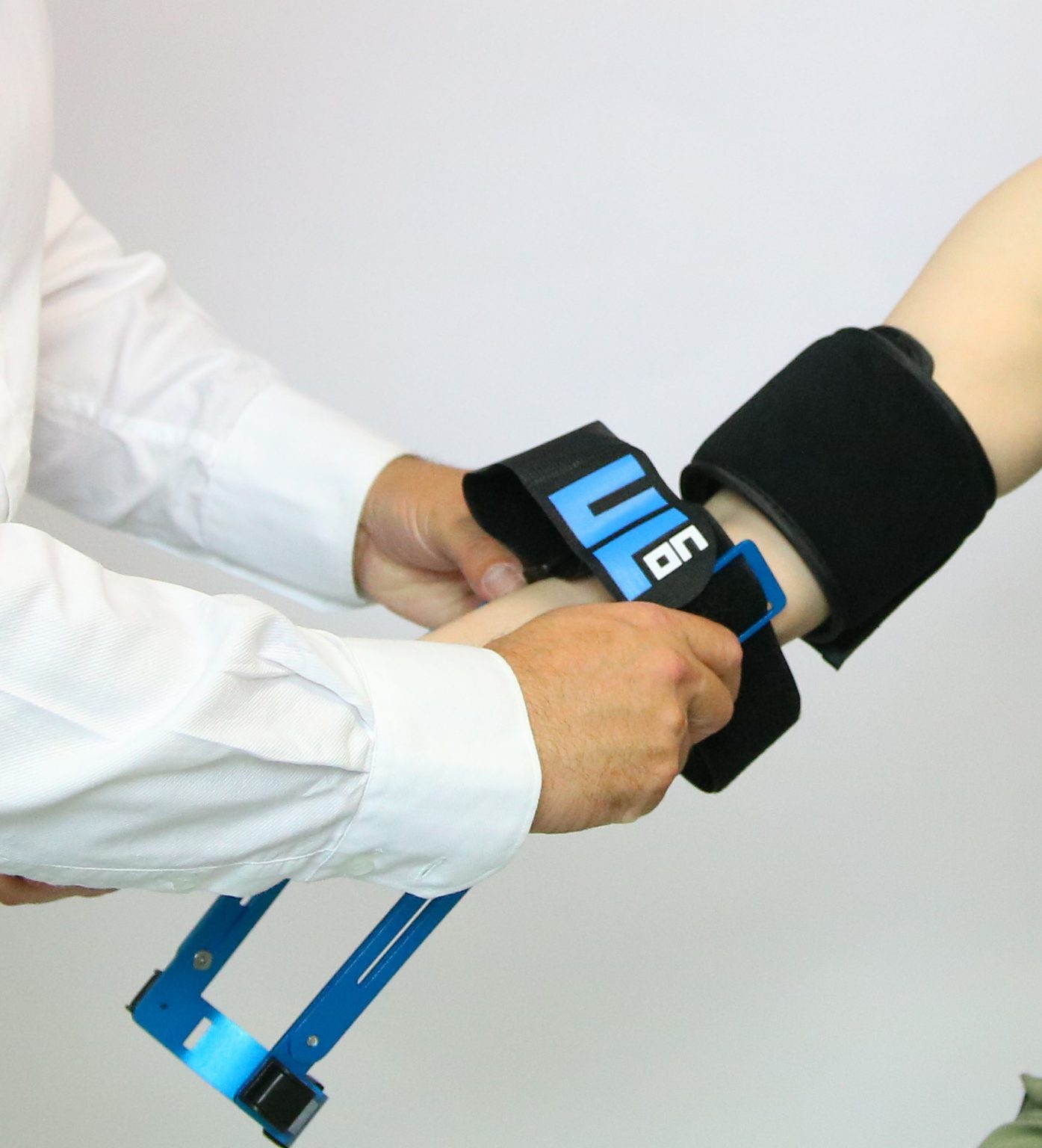 Wearing instructions (pictorial guide) - UPPER LIMB Co
